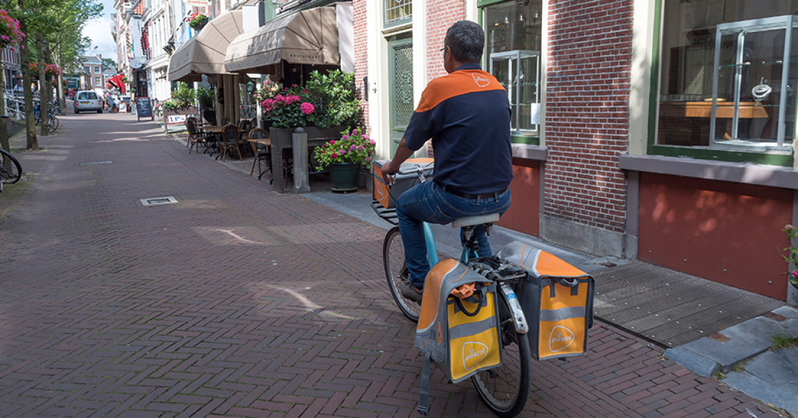 Postbode betrapt op dumpen van tassen vol post in bosjes - WNL