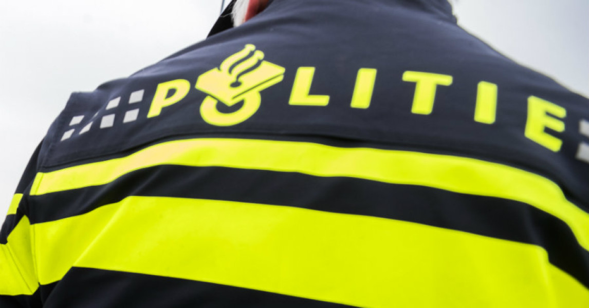 Twee politieagenten in been gestoken bij fouilleren Rotterdammer | WNL