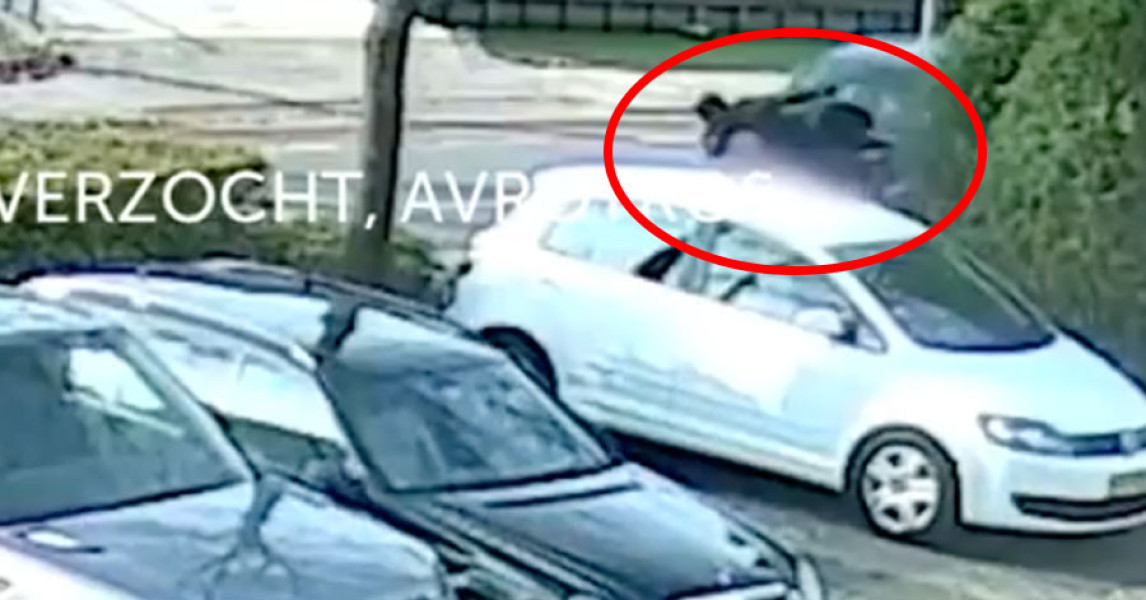 VIDEO: Schutter liquidatiepoging Rotterdam crasht hard met scooter - WNL