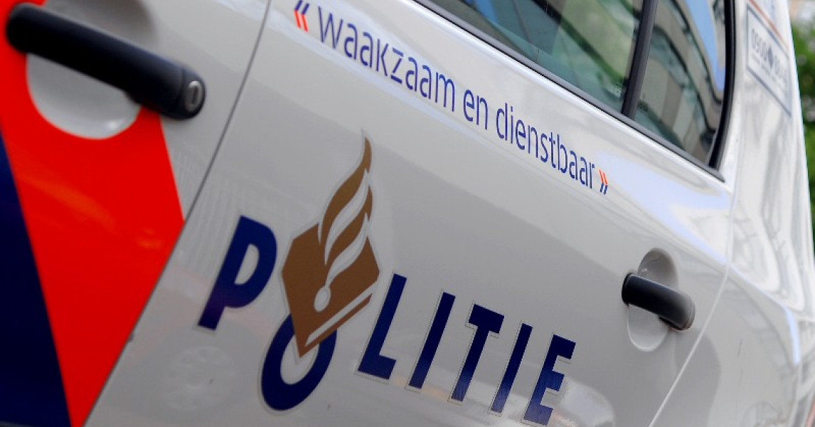 Vluchtende man drukt politieauto van de weg | WNL