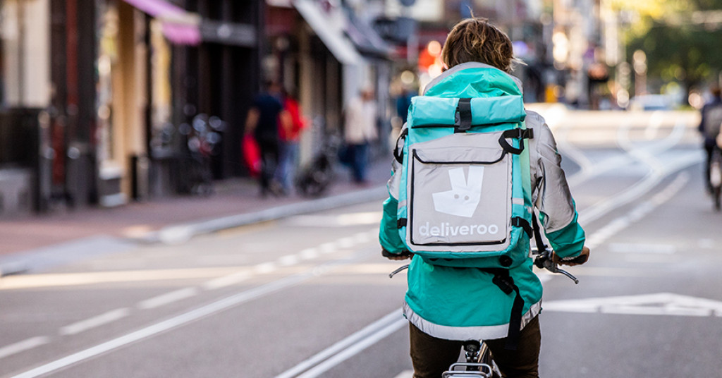 Deliveroo-bezorgers rijden rond met posters vermiste personen op ...