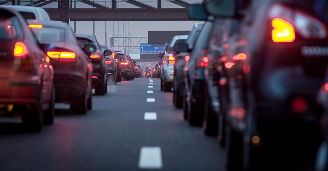 RWS roept op Utrecht te vermijden na ongeval op A12 bij Lunetten | WNL