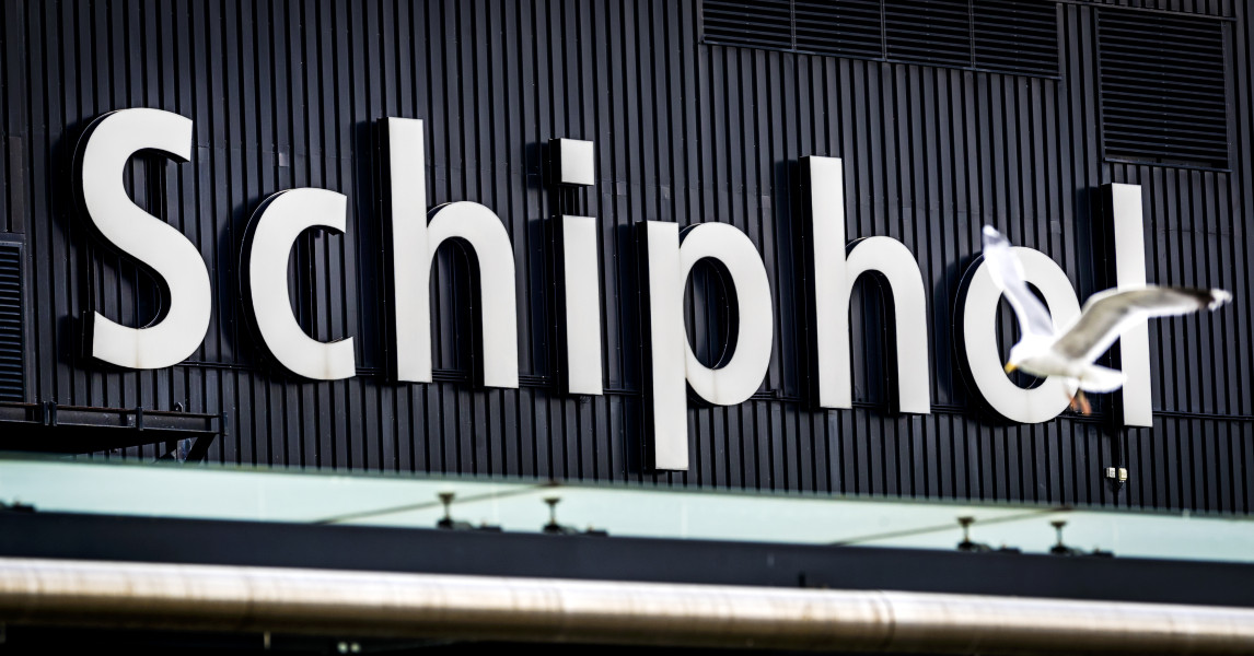 Meer fraude met Schipholpas, overheid start een campagne | WNL
