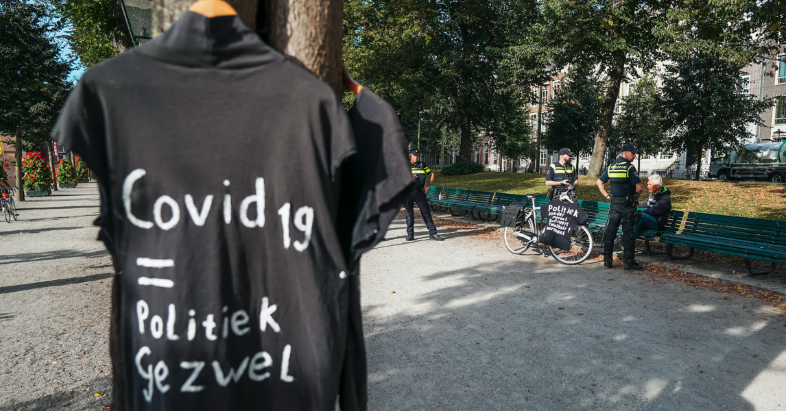 Complotdenkers beginnen elkaar te verdenken: ‘Beweging kan uit elkaar ...