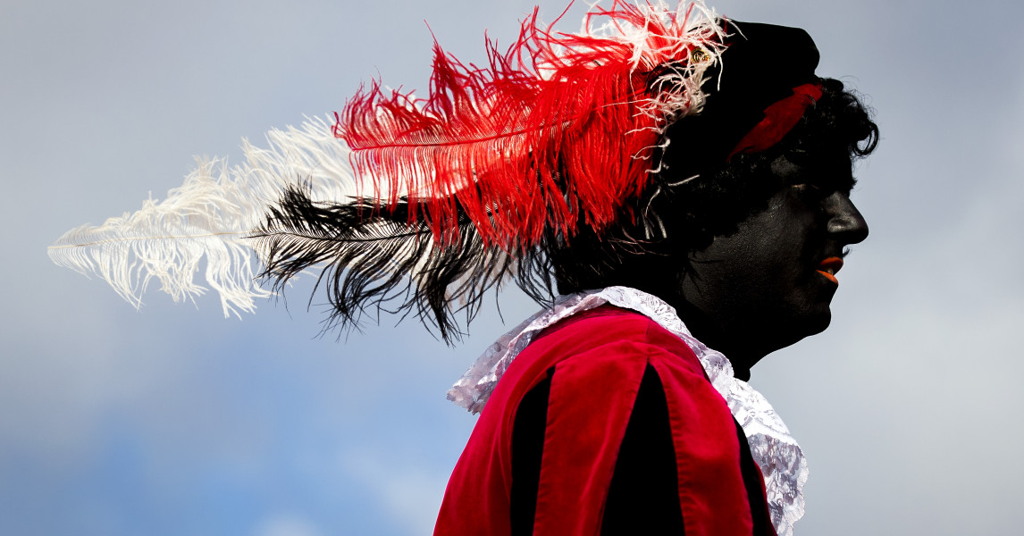Toch intocht met Zwarte Piet in Twentse Enter: ‘Spontane actie’ | WNL