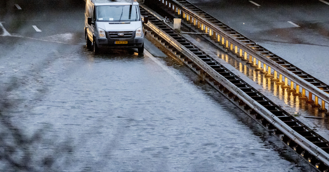 Grote wegen in het oosten van het land onder water | WNL