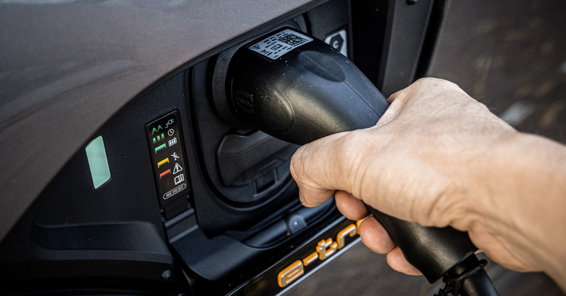 Beveiliger: laadpalen elektrische auto’s eenvoudig te hacken | WNL