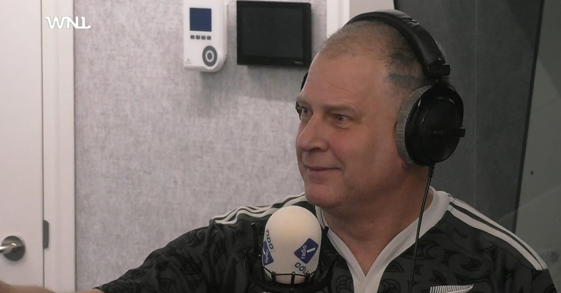 John vist heel veel geld uit het water, maar ook drugstelefoons en ...