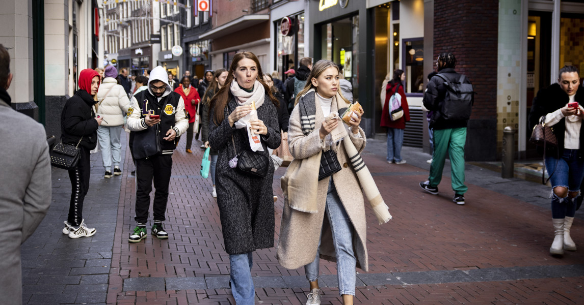 Koop nu, betaal later: jongeren komen steeds sneller in de schulden | WNL