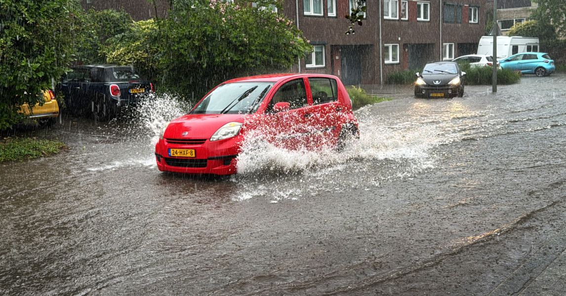 Overlast door zware regen in zuiden van Limburg | WNL