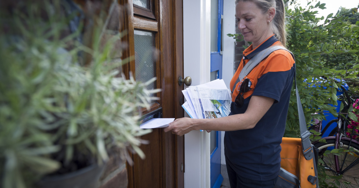 Kan de postbode zijn werk nog doen? Bezorging steeds verder onder druk | WNL