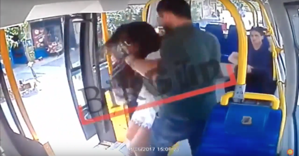 Vrouw (21) in bus geslagen om dragen korte broek tijdens Ramadan | WNL