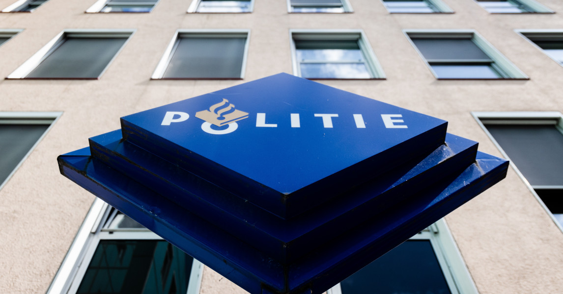 Tien arrestaties in Rijnsburg na gooien vuurwerk naar hulpverleners | WNL