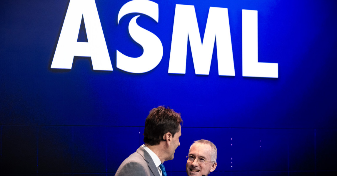 Chipmachinemaker ASML populair bij Nederlandse beleggers in 2025 | WNL