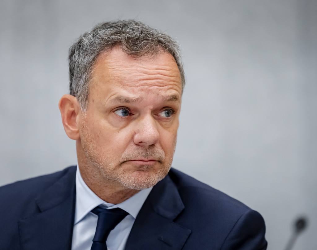 Voormalig minister Veldkamp reageert op kritische ambtenaren: 'Triest, onjuiste verhalen' | WNL