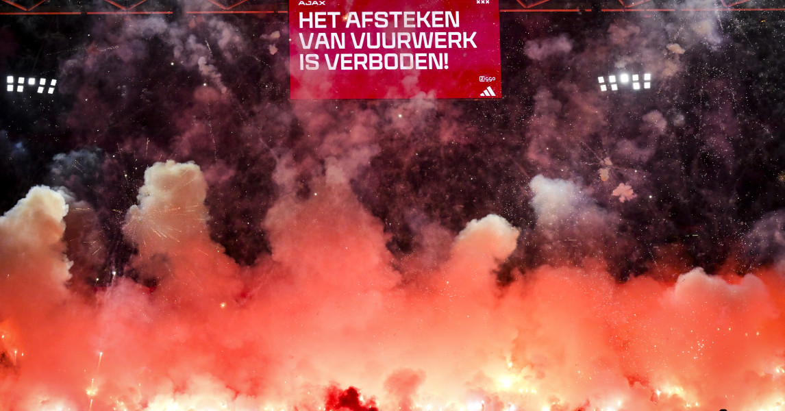 Ajax sluit na vuurwerkactie tribune van F-Side tegen Feyenoord | WNL