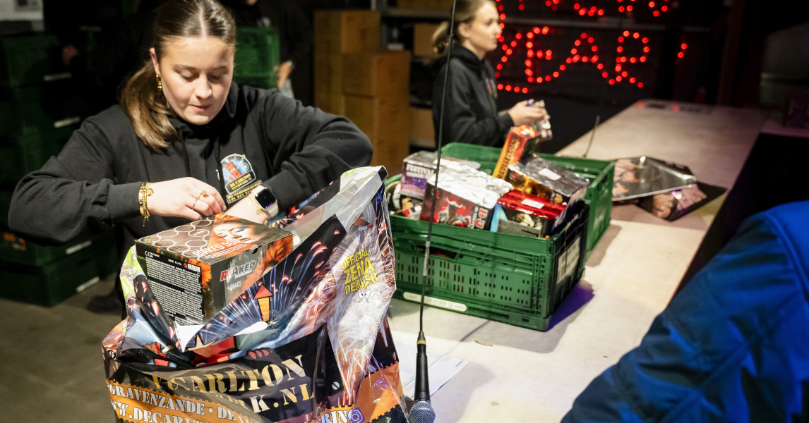 Grote drukte met afhalers bij vuurwerkwinkels | WNL