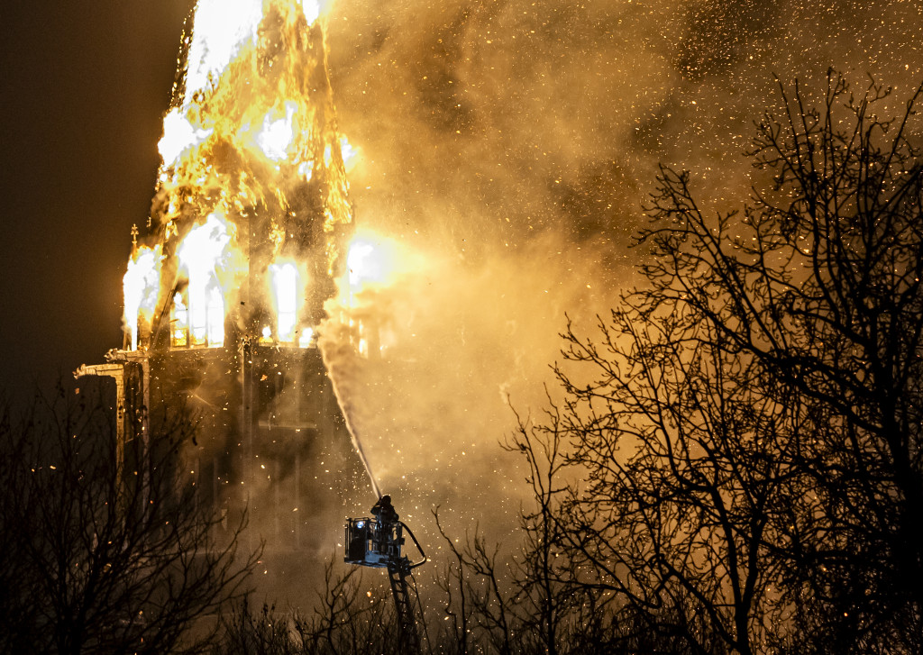 Brand verwoest Vondelkerk in Amsterdam: 'Niet meer te redden' | WNL