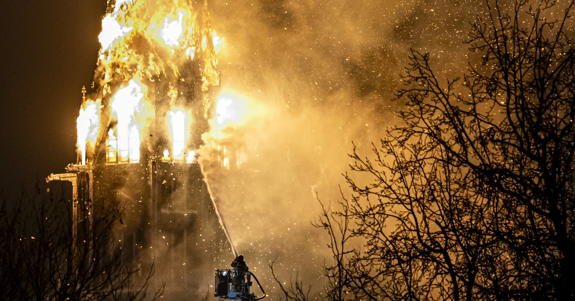 Brand verwoest Vondelkerk in Amsterdam: 'Niet meer te redden' | WNL