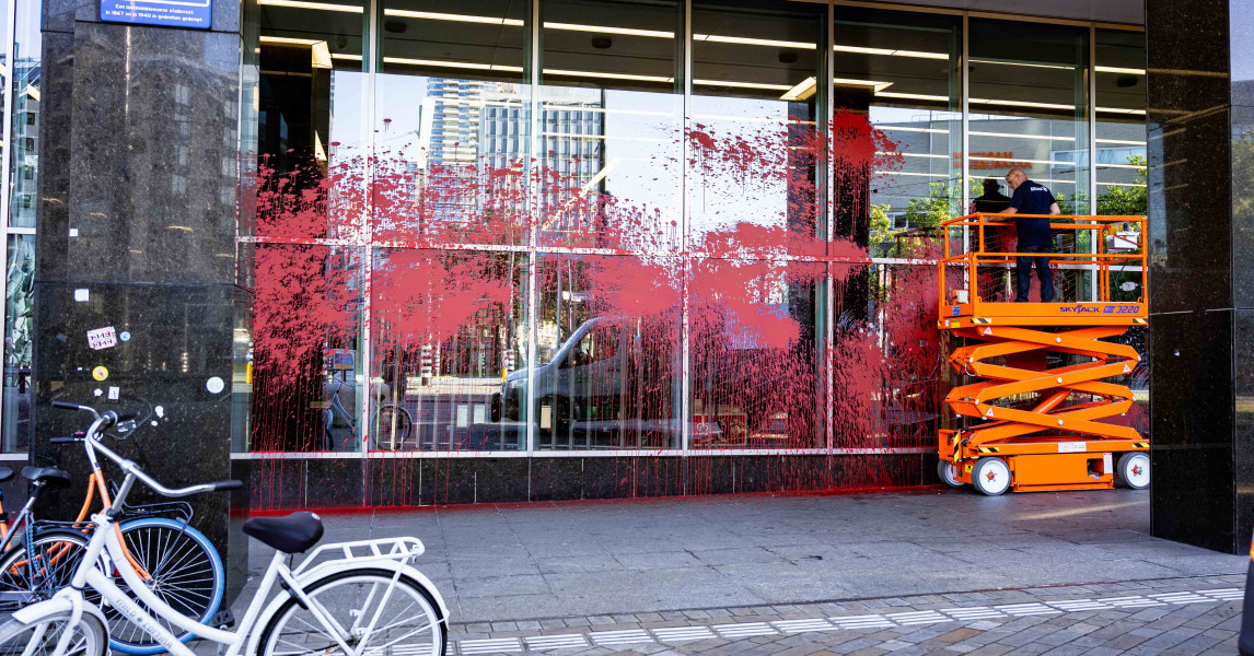 Pro-Palestijnse activisten bekladden kantoor Allianz in Rotterdam | WNL